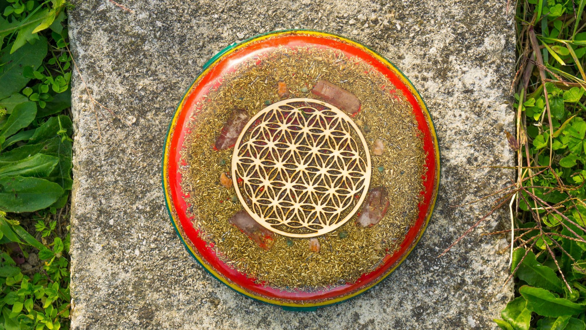 Orgone rasta disc with crystals – Kimstones